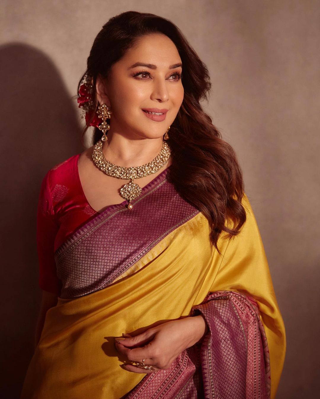 Take Styling Cues From Madhuri Dixit Gaurang Shahs Saree Look This Diwali In Hindi दिवाली पर
